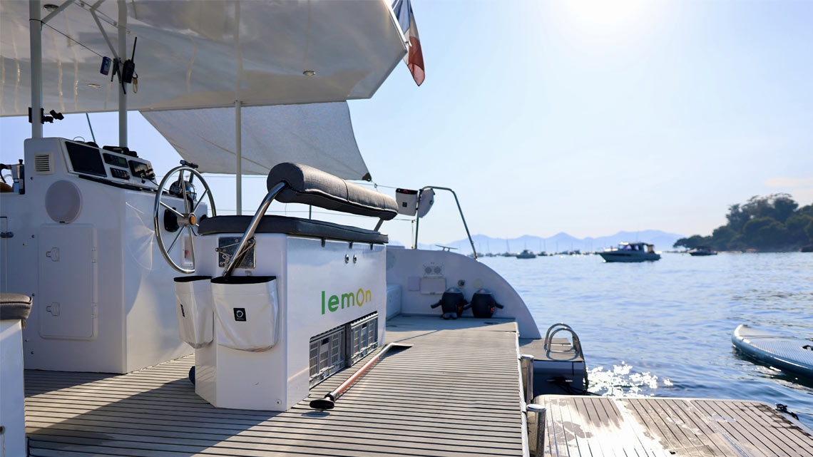 Location du catamaran Lemon avec skipper à Marseille, avec paddle