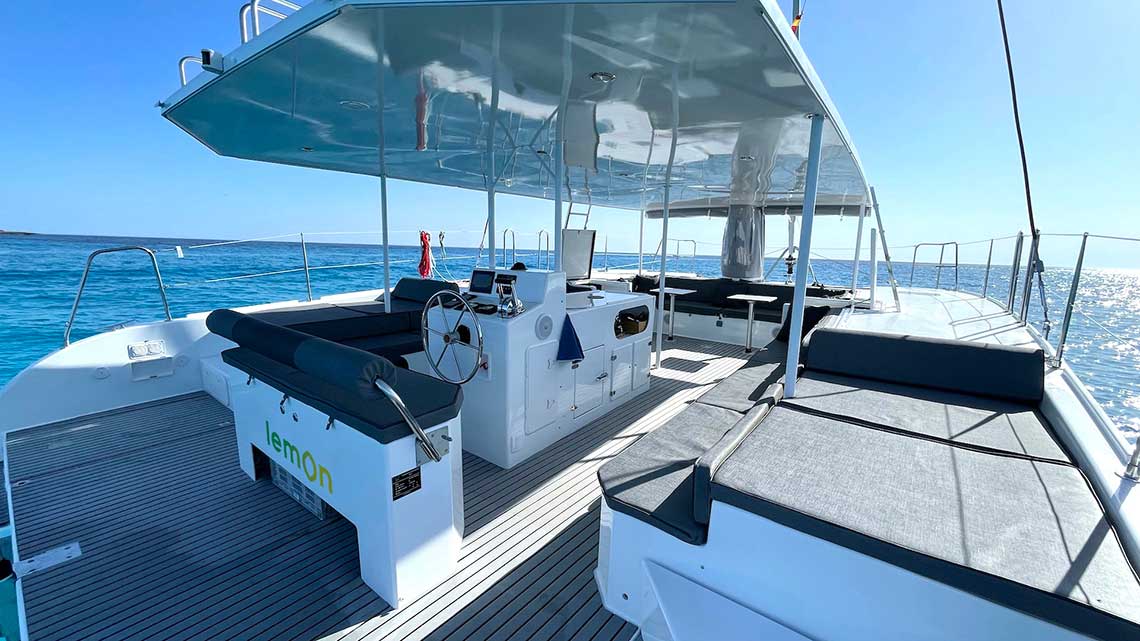 Location du catamaran Lemon avec skipper à Marseille, avec paddle